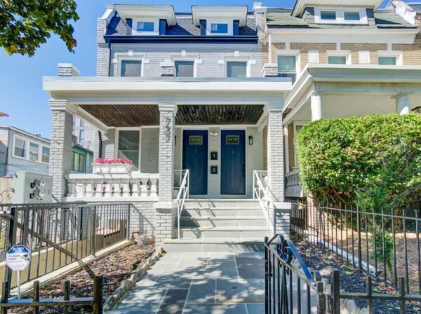 Luxe 6-br + Rooftop Patio | Parking | Metro - Falls Church, VA