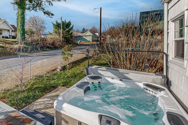 Renovated Home In Central Location W/ Hot Tub, Theater, Fast Wifi & Work Desks - Carson, WA