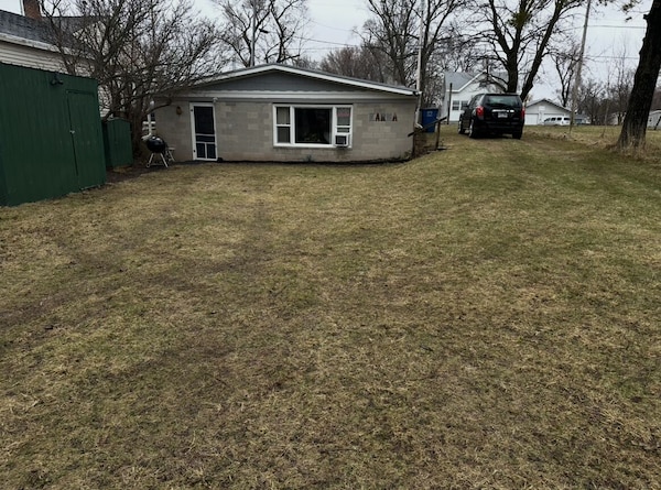 Cozy Cottage On The Fox River, In Town Location - Oshkosh, WI