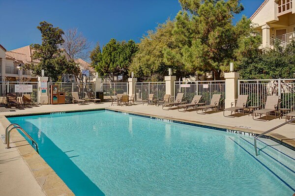 Spacious 1br King W/ Pool Access 1 Mile From Irving Convention Center - Coppell, TX
