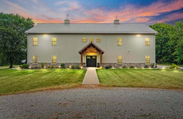 Barndominium! Pool, Hottub, Slide, Mini B-ball Court/nerf Arena, Theater, 2 Bars - Universal, IN