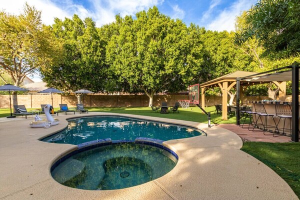 Beautiful Resort Style Home W/ Heated Pool&hot Tub - 글렌데일