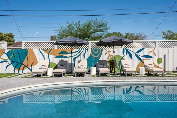 Newly Remodeled  Retreat W/heated Pool & Hot Tub! - Mesa, AZ