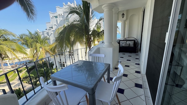 Surf And Chill: Beachfront 2-bed Condo With Pools, Gym, Steps To Surf Breaks - San José del Cabo