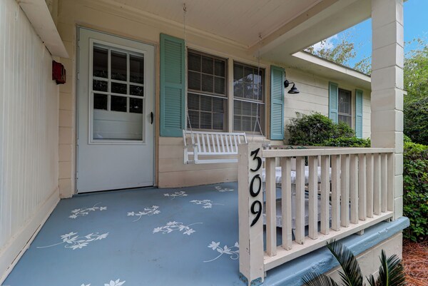 Charming Cottage In Historic Summerville! 2-bed 2-bath Walk To Shopping/dining! - Summerville, SC