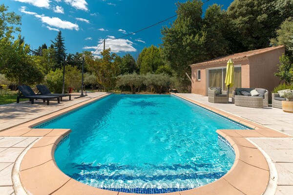 Maison De Vacances 'Calme Et Sans Vis à Vis' Avec Piscine Privée, Terrasse Privée Et Wi-fi - ibis Salon de Provence