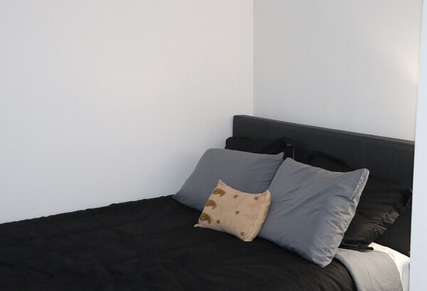 Cozy Studio Steps From Ferry & Downtown St. Ignace - St. Ignace, MI