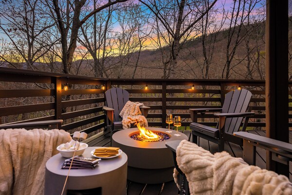Mountain Views, Hot Tub, Firepit, Free Pool Access - Massanutten, VA