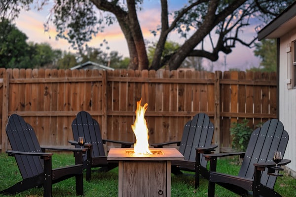 Summer Oasis ~ Pool ~ Hot Tub ~ Game Room ~ Outdoor Bar ~ Fire Pit - Universal City, TX