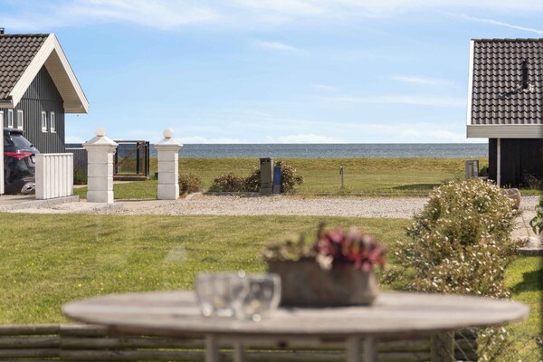 Beautiful Home In As Vig, 100 M From The Beach - Juelsminde