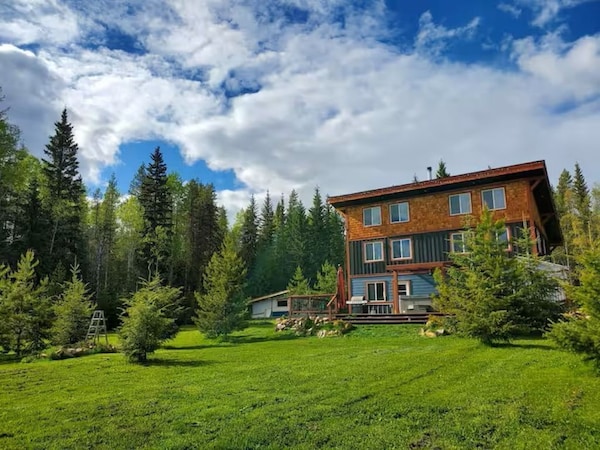 Growl Lodge - 3-bedroom Home With Hot Tub, Pool Table & Mountain Views! - Alberta