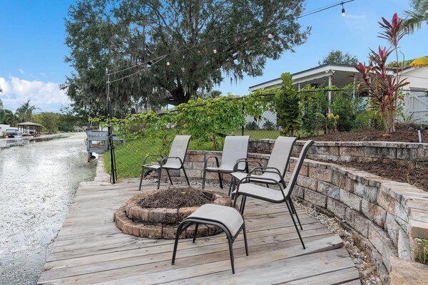 Retro Waterfront - Pool & Hottub, Tiki Bar, Dock, Fire-pit, Kayaks, Paddleboards - Winter Park, FL