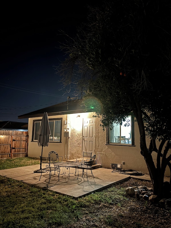 Cozy, 1-bedroom Apartment With A Pulled-out Couch, Close To All The Facilities. - Porterville, CA
