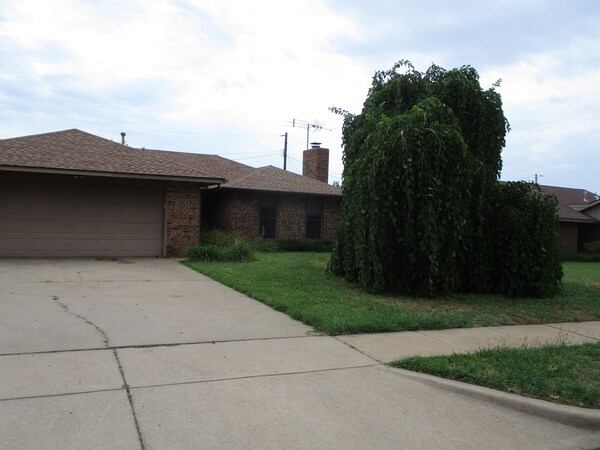 Charming 3-bedroom House With Wifi , Ac And Jacuzzi In Ponca City - Ponca City, OK