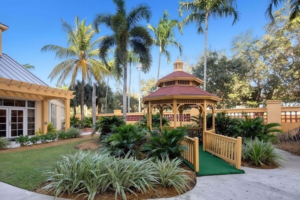 The Ideal Escape For Business Or Pleasure: Pool, Near Attractions, Parking - South Miami, FL