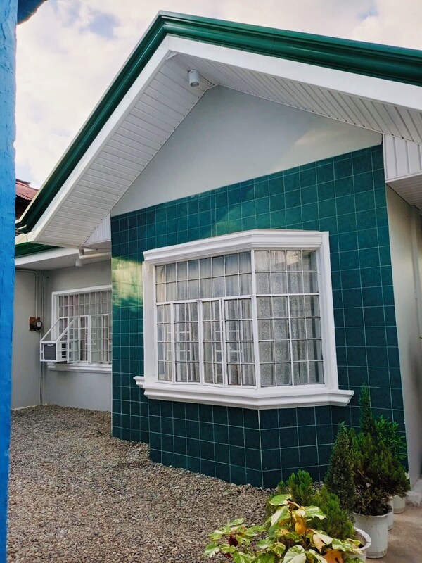Ella's Home Urdaneta City- 3 Rooms, 2 Bath, Max 8 Guests- Cold Ac, Free Wi-fi - Binalonan