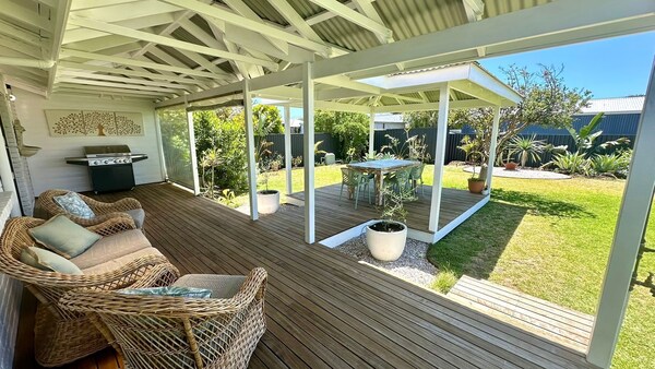 Broadwater Break: Stylish Coastal Retreat For Families - Broadwater