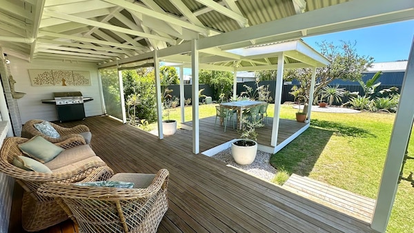 Broadwater Break: Stylish Coastal Retreat For Families - Broadwater