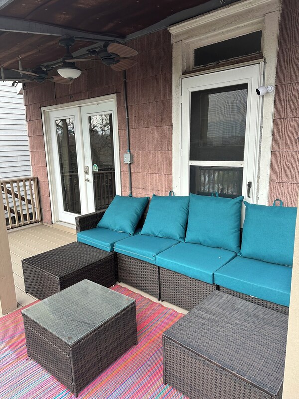 Pittsburgh City Views Close To All, Cozy & Bright 1br - King + Dedicated Office - Oakdale, PA