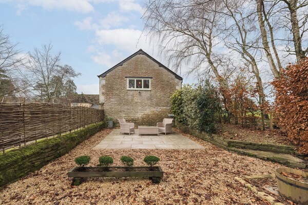 A Charming Retreat Nestled In The Picturesque Hamlet Of Reybridge - Chippenham