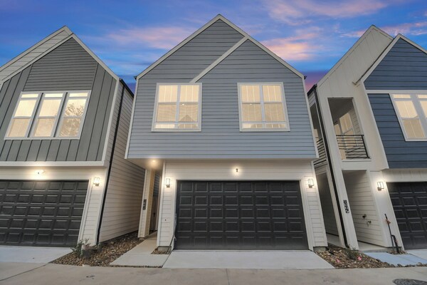 Luxurious 4-br In The City 15 Min To Downtown - Houston George Bush Airport (IAH)