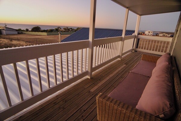 Spacious 5br Retreat W/ Ocean Views, Sleeps 13, Walking Distance To The Beach - Port Victoria