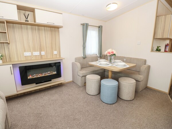 The Hideaway, Family Friendly, With A Garden In East Wittering - West Wittering