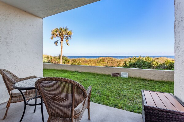 Beacher's Oceanfront Patio Suite With Onsite Front Desk And Staff - Crescent Beach, FL