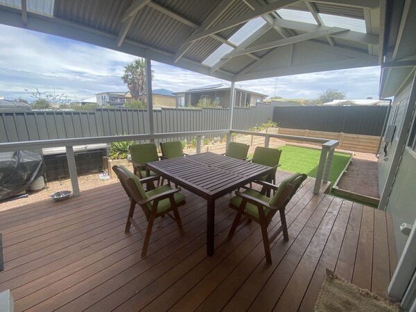 Moonta Bay Holiday Home - Modern Holiday Home, Free Wifi! Off Peak Special! - Moonta
