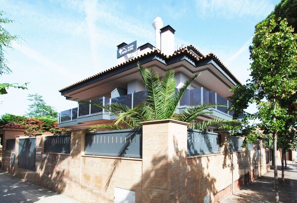 Xaloc -  Apartahotel Con Piscina - Argentona