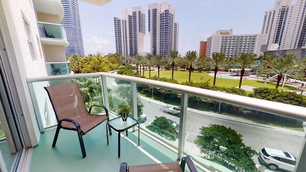 Stunning 1-bedroom Condo With Park Views At Ocean Reserve  Renovated & Cozy - Sunny Isles Beach, FL