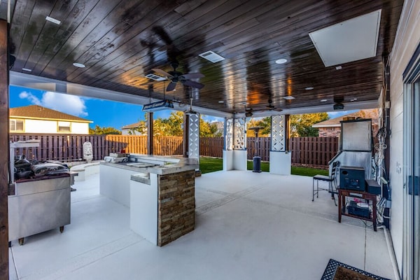 Spacious Home With Gorgeous Backyard Kitchen, Close To Top Shopping Destinations - Leander, TX