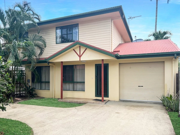 Charming 3-bedroom, 2-bathroom Townhouse - Mackay