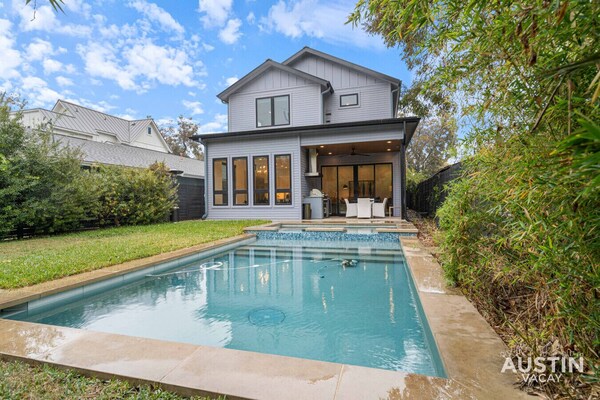Pool, Jacuzzi & Outdoor Entertaining Space In Spacious East Austin Gem - Austin, TX
