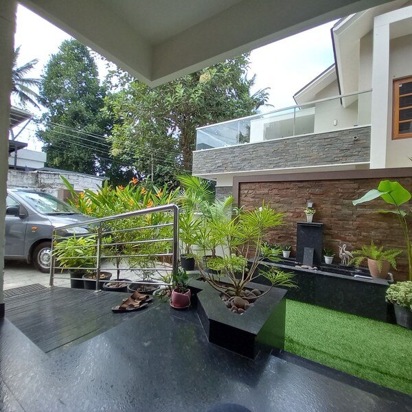 Charming 3-bedroom House With Wifi, Ac In Beautiful Thiruvananthapuram - Thiruvananthapuram
