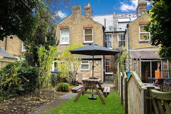 Home Within Mins Of The City - Canterbury