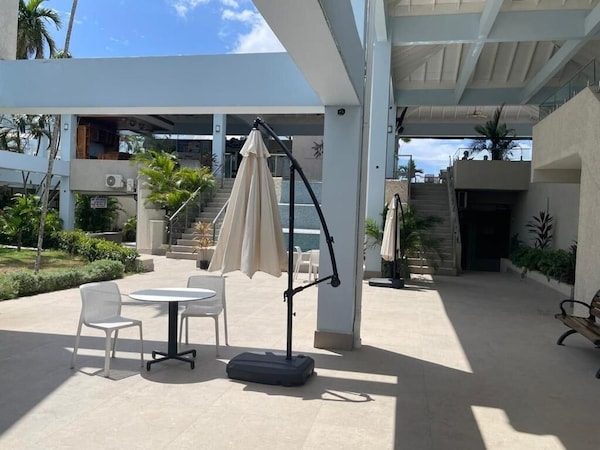 Oceanfront 1-bedroom Condo Starlight With Wifi, Ac In Welcoming Negril. - Negril