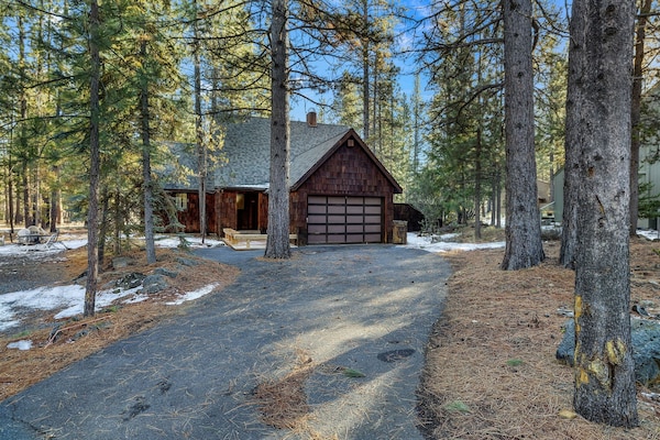 Quintessential Sunriver Wooded Cabin,sharc Passes, 3 Bedroom, 2.5 Baths. - Sunriver, OR