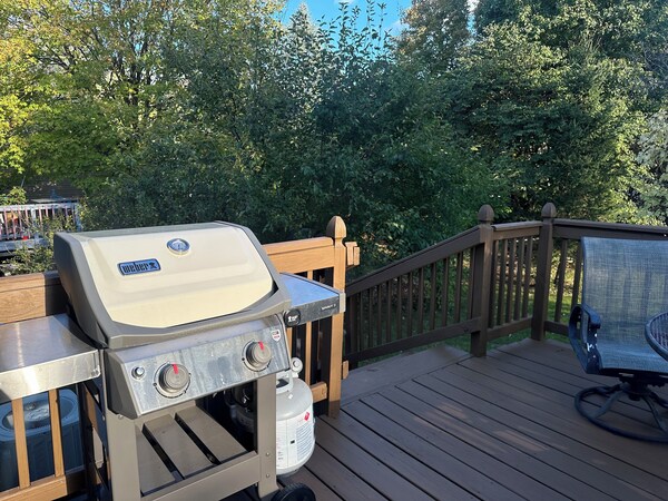 New Cozy Home Away From Home Centrally Located With Fenced Backyard - Columbus, OH