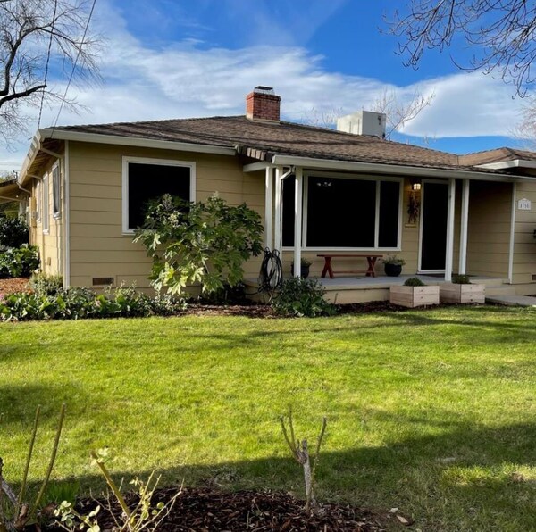 Central 3-bedroom House In Redding With Pool & Vintage Bar Room - Redding, CA