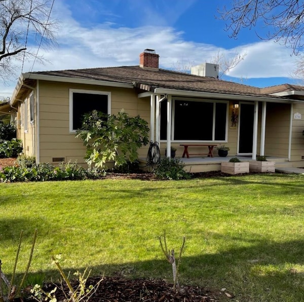 Central 3-bedroom House In Redding With Pool & Vintage Bar Room - Redding, CA
