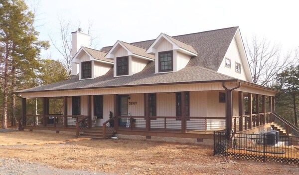 Luxurious 5-bedroom Lakefront House With 3 Master Bedrooms & A Wrap-around Porch - Heber Springs, AR