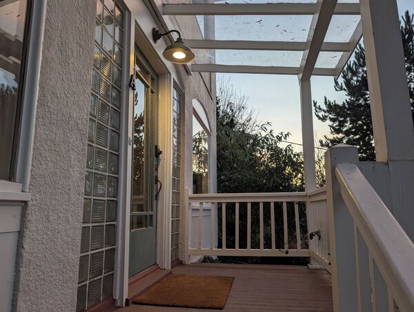 Alki Coastal Charm: Stunning Views, Steps To Beach - Seattle, WA