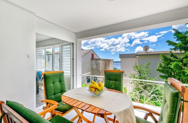 Renovated, Modern Flat Just 200 Metres From The Beach With Sea Views, Washing Machine, Barbecue - Selce