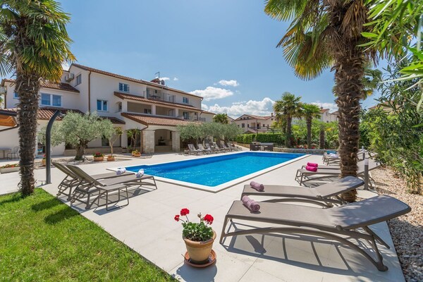 Cosy Flat With 60m2 Pool, Baby Cot, Washing Machine, Barbecue Area - Only 800 Metres To The Beach - Istria