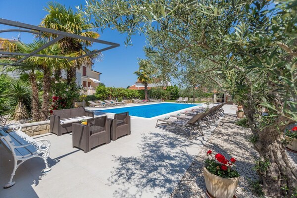 Appartement Méditerranéen Avec Piscine De 60m2, Espace Bbq, Chaises Longues, Machine à Laver - Poreč