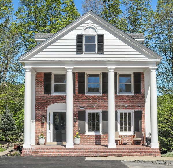 Beautifully Appointed 3-bedroom Apartment W/roofdeck, Central Andover Location - Lawrence, MA