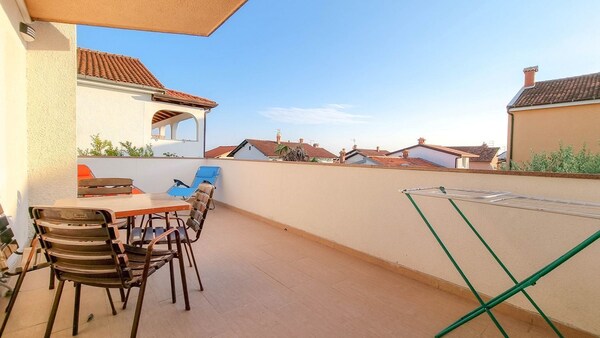 Hundefreundliches Apartment Nur 550 Meter Zum Strand Mit Privatem Balkon, Klima, Wifi - Novigrad