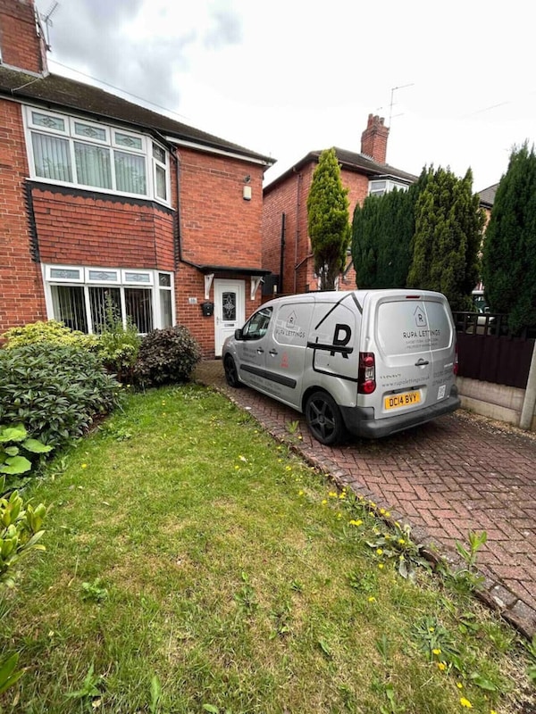 Lovely House & Driveway Parking - Congleton