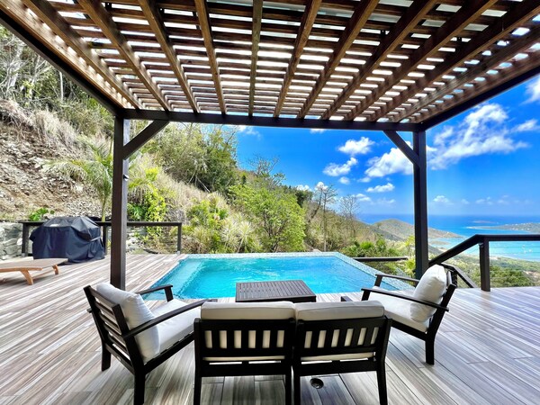 Big Views Over The Private Pool From This Simple Modern Getaway - East End